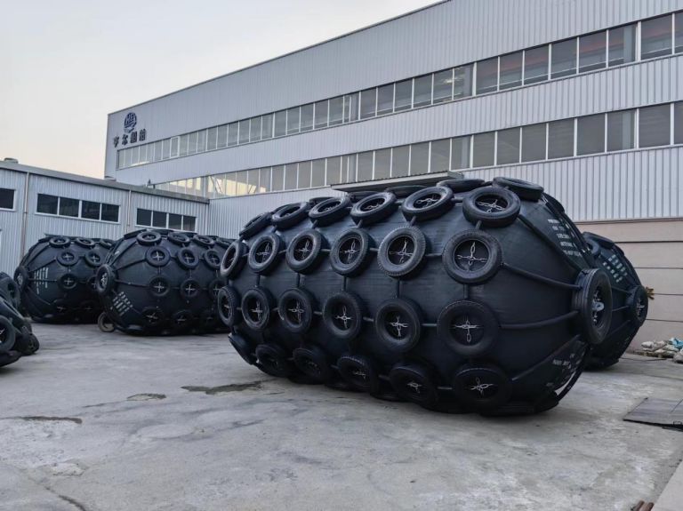 How Pneumatic Rubber Fenders Handle Harsh Marine Weathe?
